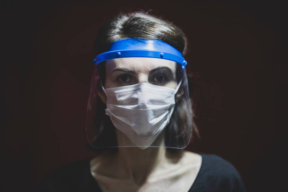 Why face shields are useless if worn without a mask - Hellocare