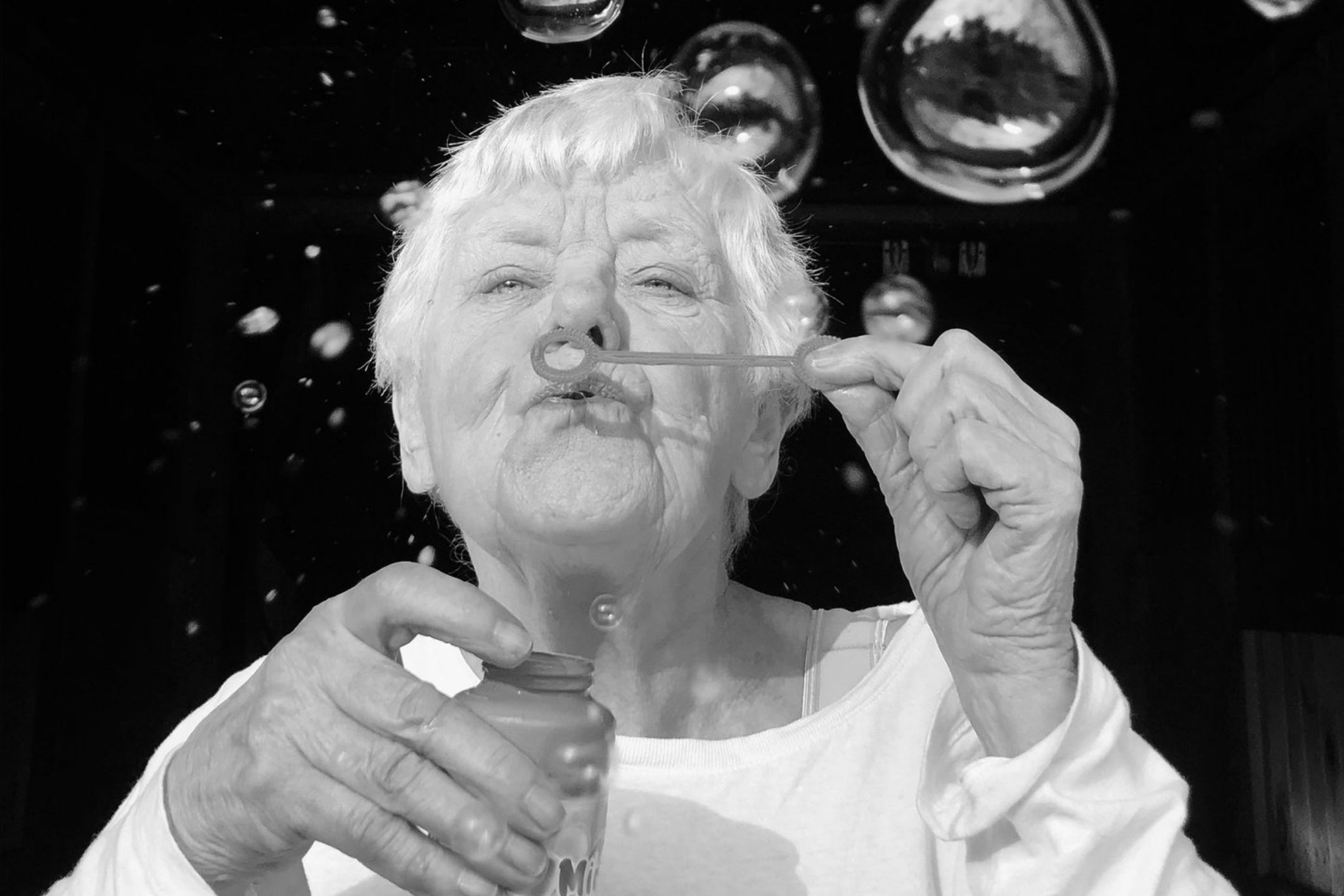 Daughter’s heart-warming photos of mother living with dementia cast ...