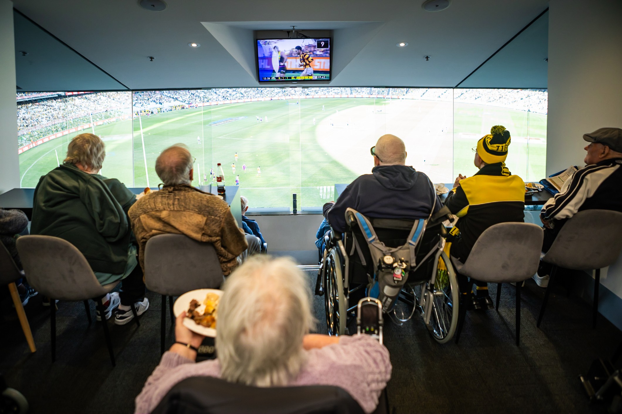 Foxtel treats aged care residents to a day at the footy - Hellocare